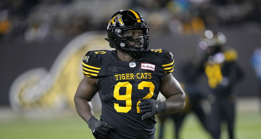 College- und CFL-Veteran Chris Mulumba verteidigt für die Surge ...